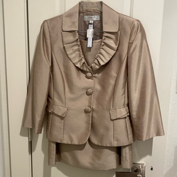 Tahari | Jackets & Coats | Nwt Classic Designer Suit Wpretty Material ...
